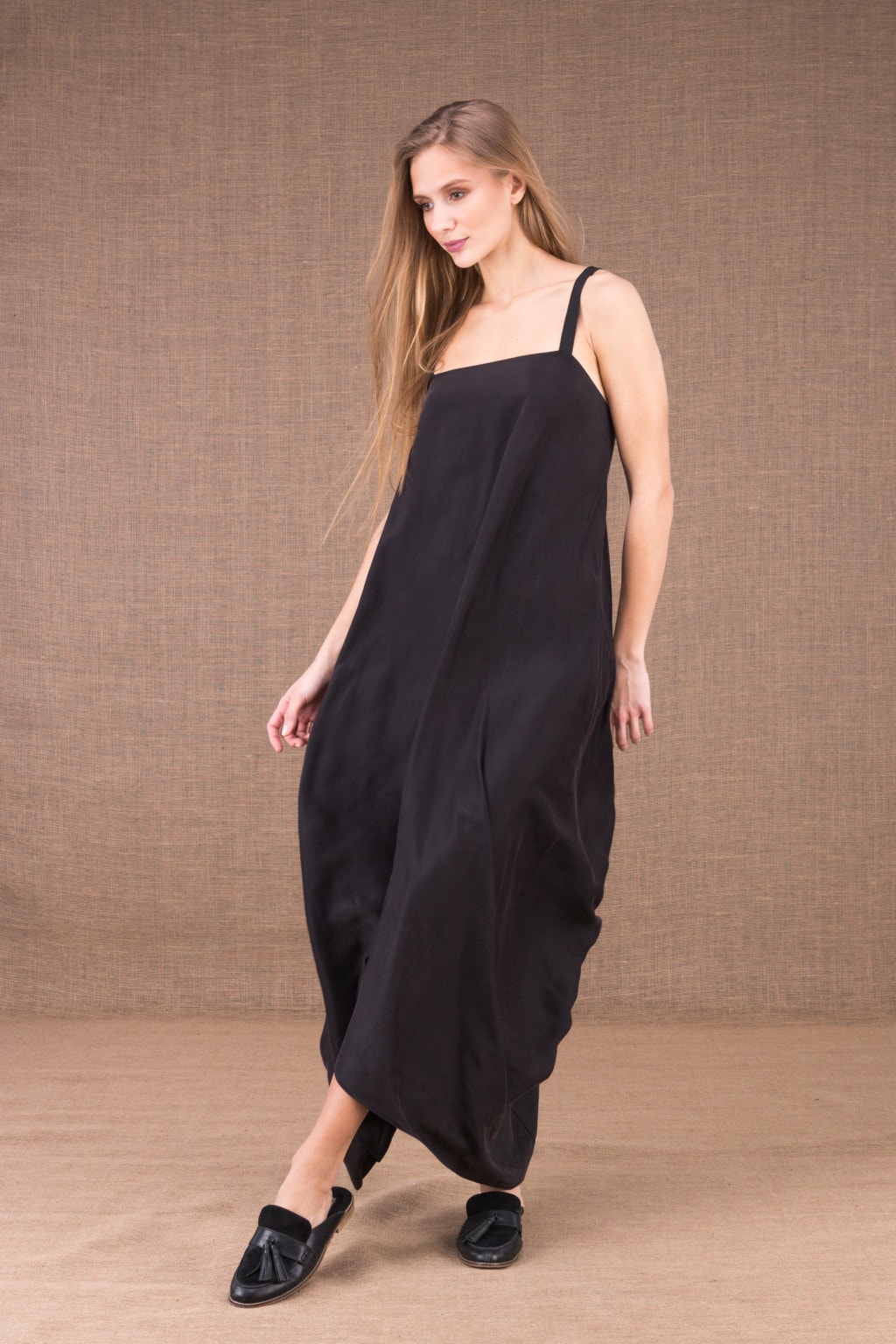 Robe noire longue dos nu en satin de soie IZA - Boutique ASKA